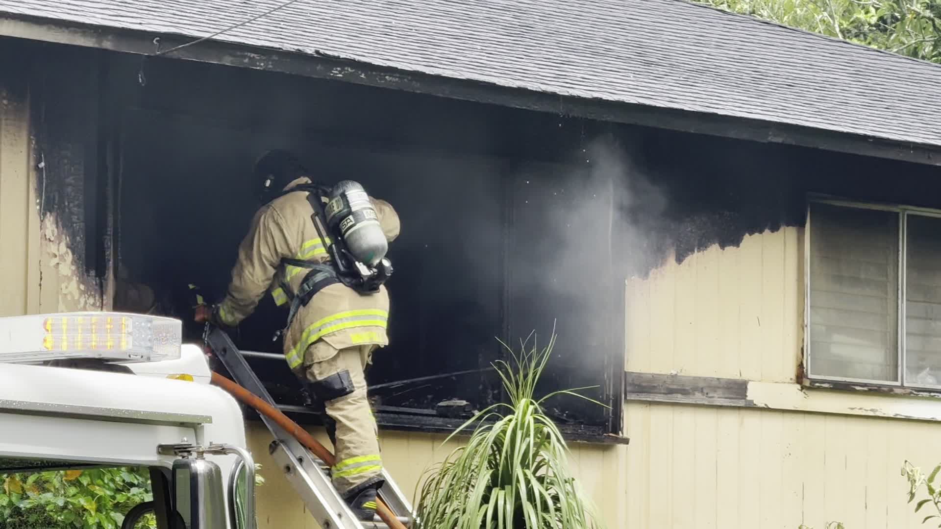 Firefighters work to extinguish Kalihi building fire – KHON2