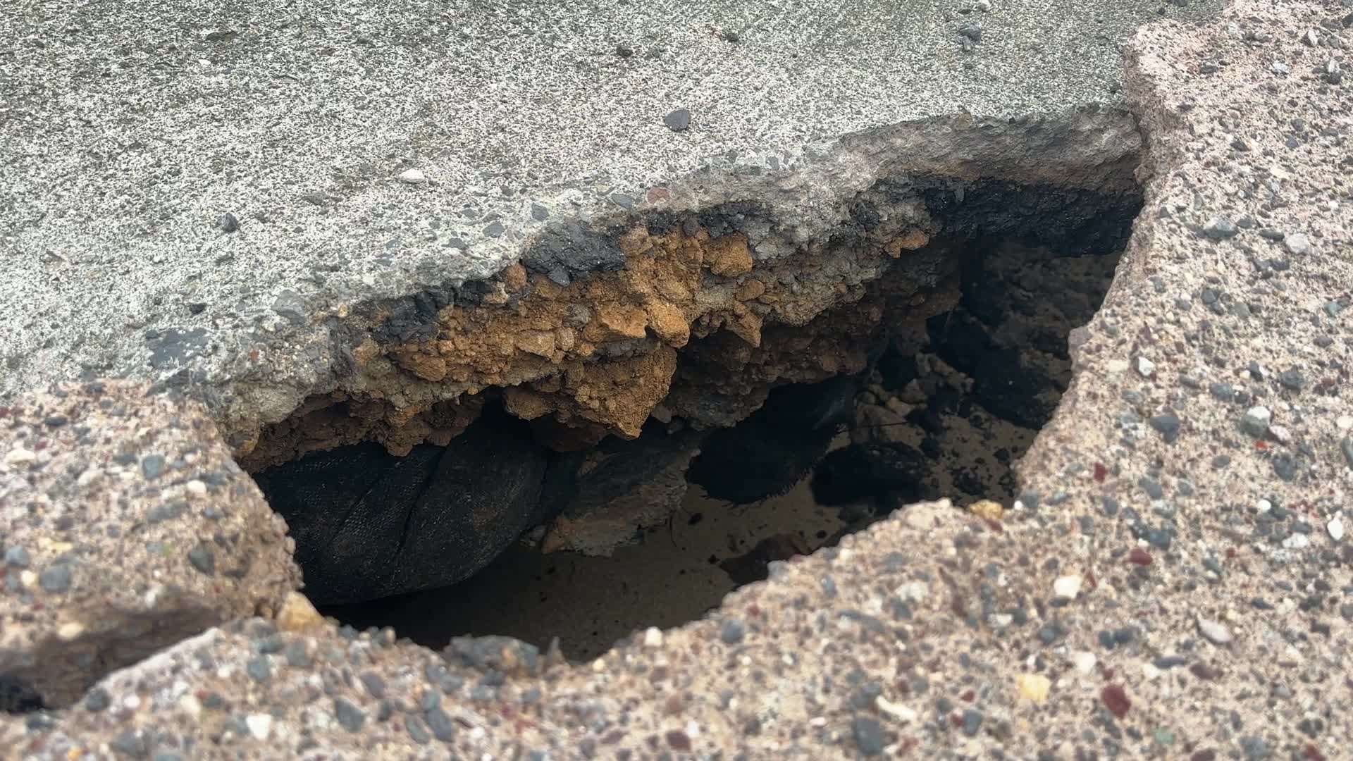 Crews fixing hole in Kamehameha Hwy in Hauula – KHON2