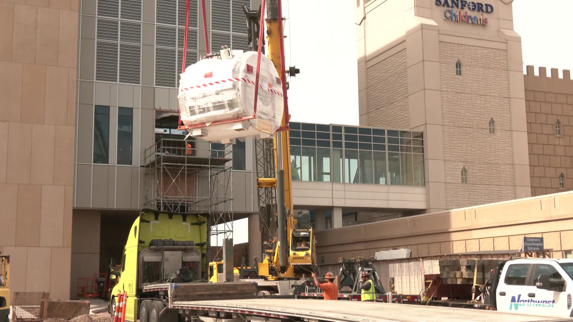 Crane lifts new Sanford MRI machine – KELOLAND.com